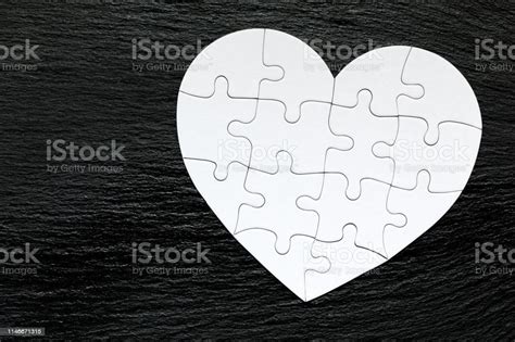퍼즐 조각으로 만든 심장 개체입니다 완전 한 심장을 만드십시오 마음의 형태로 직소 퍼즐 조각 해피 발렌타인 데이 인사말 카드 템플릿입니다 심장 지 그 소 퍼즐 개념에 대한