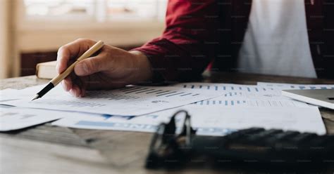 회사 연간 재무 보고서 대차 대조표 명세서를 분석하는 사업가 투자 컨설턴트는 문서 그래프로 작업합니다 비즈니스 시장 사무실 세금의 개념 그림 사진