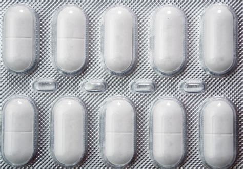 Pastillas De Medicina Blanca En Blister El Concepto De Abuso De Medicamentos O Drogas Foto Premium