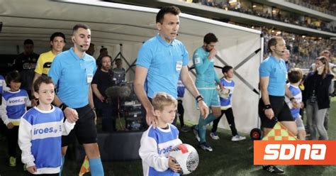 Aek Ο Πινέδα φαίνεται να ανατρέπεται μέσα στην περιοχή διαιτητής και