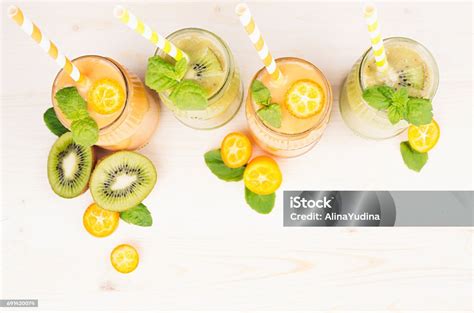 오렌지 금 귤과 짚 민트 잎 익은 베리 컷 유리 항아리에 그린 키 위 과일 스무디 가기 보기 화이트 나무 보드 배경 공간을 복사 합니다 0명에 대한 스톡 사진 및 기타