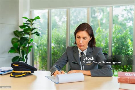 항공사의 백인 사업가들은 파일럿 모자를 쓰고 진지하게 일하고 복사 공간이 있는 회의실에서 종이 메모를 쓰고 있습니다 항공사의 비즈니스 그룹 미팅 또는 면접 취업 면접에 대한