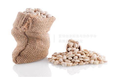 白豆袋与白色背景上的木勺。风景名胜免费下载格式6650像素编号42251165 千图网