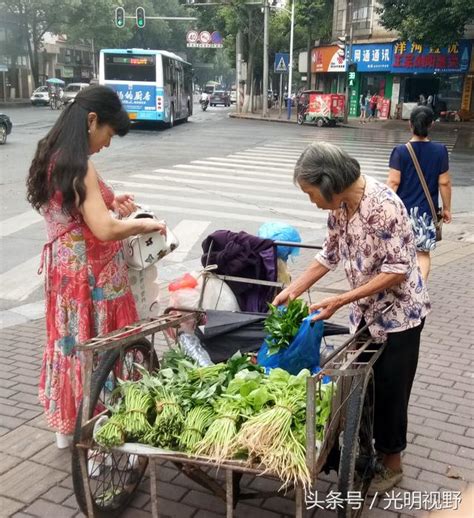 為供19歲孫子上學，湖南75歲老奶奶每天拉車徒步5公里賣菜籌學費 每日頭條