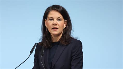 Бербок Победата на Национален сбор на първия тур на изборите във Франция не може да остави