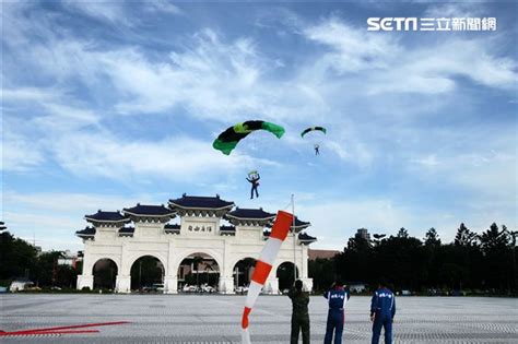 神龍小組高空跳傘自由廣場定點著陸路｜娛樂圖輯｜娛樂星聞 Starsetncom