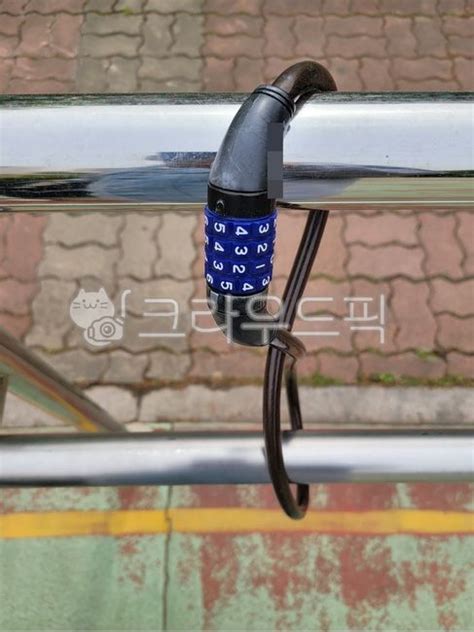 번호키 자물쇠 자전거잠금장치 비밀번호 암호 사진이미지일러스트캘리그라피 라인작가