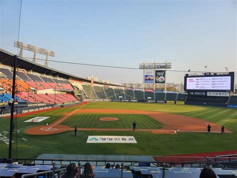 잠실야구장 1루 테이블석 후기 212블록 시야 2024 시즌 첫직관 네이버 블로그