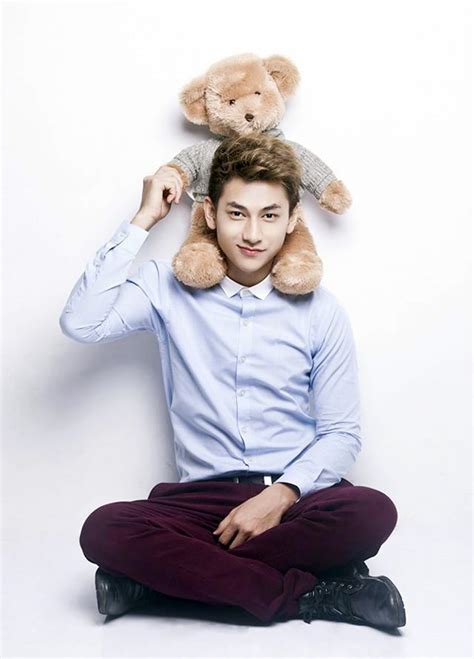 Phong Cách Thời Trang Sắc Màu Của Ca Sĩ Isaac Elle