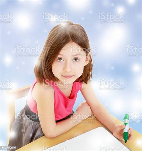 어린 소녀는 흰색 표면에 펠트 팁 펜을 그립니다 간판에 대한 스톡 사진 및 기타 이미지 간판 겨울 교육 Istock