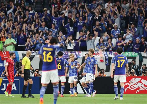 ＜日本・シリア＞前半、堂安（中央・10番）はチーム2点目となるゴールを決め、イレブンから祝福される（撮影・椎名 航） ― スポニチ