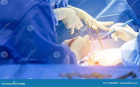 Orthopedische Chirurgie Van De Wervelkolom Met Medische Hulpmiddelen In