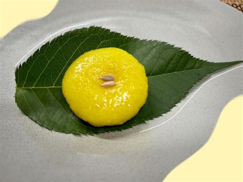 亀屋大和 【お餅のご注文はお早めに】 今回は のし餅 ができるまでをご紹介 機械などでプレスするのとは違い、 手で折り畳みながら伸ばして