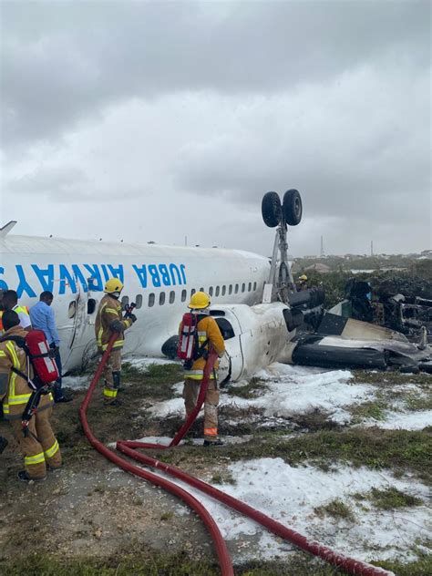 Avião Pousa De ‘ponta Cabeça Na Somália Veja Imagens Veja