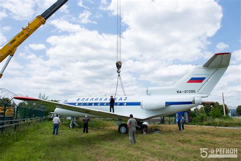 На въезде в аэропорт Владикавказа специалисты устанавливают инсталляцию