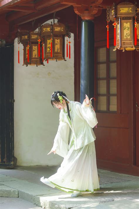 汉服 先生说考功名就得读书破万卷 但我也想和你趁好春光放纸鸢。没睡醒的馅子 次元小镇