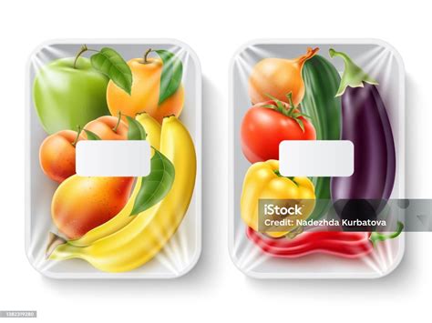 과일과 채소가 있는 제품 트레이 투명 필름으로 포장하는 사실적인 플라스틱 식품 포장 스틱 라벨3d 모형 정사각형 패키지 벡터 격리 된 전체 컨테이너 세트 포장에 대한 스톡