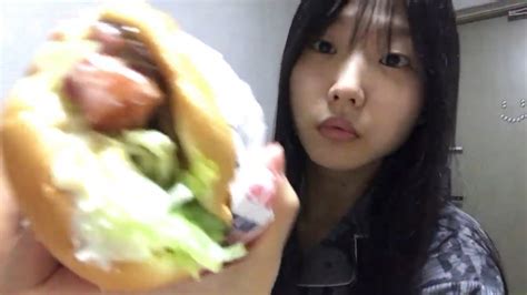 1년 전 날씨 좋은 날에 자취방에서 조용히 햄버거 먹는 Mood Youtube