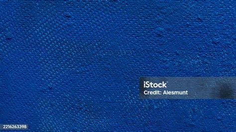 짙은 파란색 페인트로 질감이 있는 벽을 클로즈업하여 미묘한 브러시 자국과 표면 결함을 보여줍니다 0명에 대한 스톡 사진 및 기타 이미지 Istock