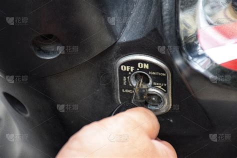 手按回车键启动摩托车发动机。