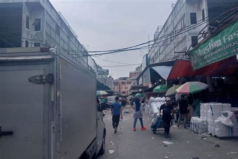 Cerita Pedagang Pasar Tanah Abang Kerap Dipalakin Baju Jelang Lebaran