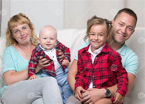 Familia Feliz Con Los Niños Jovenes Imagen De Archivo Imagen De Madre