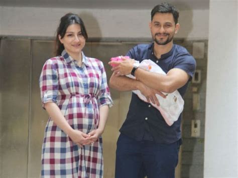 Soha Ali Khan Kunal Kemmu Bring Baby Inaaya Home See Pics