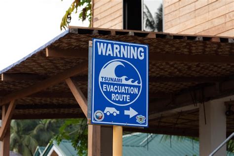Primer Plano De Una Señal Azul De Advertencia Para La Ruta De