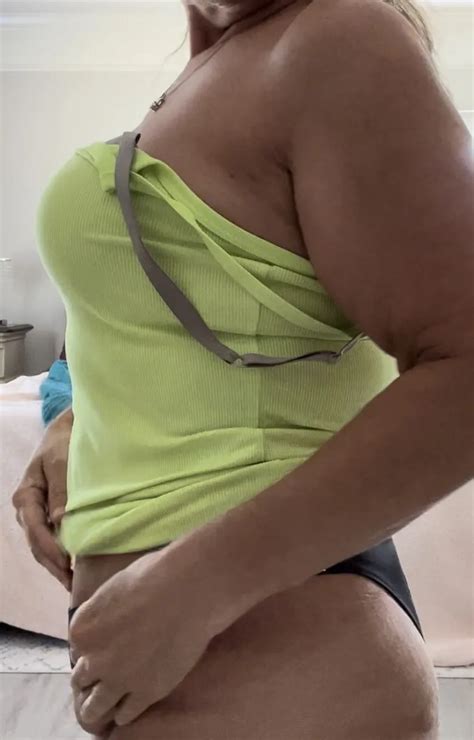 The Real Deal Showing Her Fat Ass In Lime Green And Thong 8 Nude Pics Xhamster
