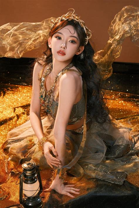 程潇化身秘境金色蛇女妖娆绝世 沐浴光辉圣洁灵动