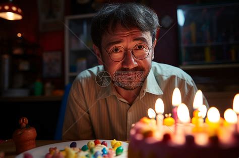 独自庆生的中年男人高清图片下载 正版图片600816054 摄图网