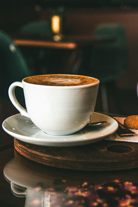 Tasse En Céramique Blanche Sur Soucoupe En Céramique Blanche Photo