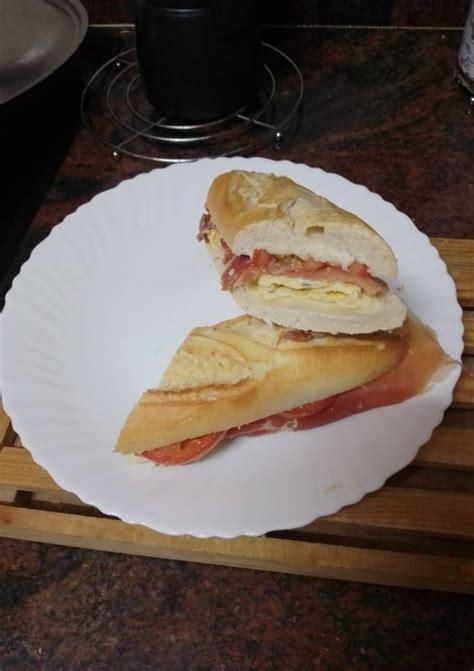 Bocadillo de jamón serrano queso tortilla francesa y tomate Receta de