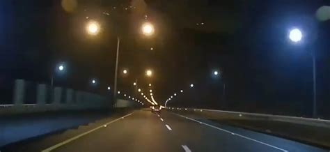 （開車睡著自撞護欄片）行駛國道5途中睡著！ 打左轉燈車卻靠右撞護欄