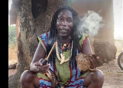 Bénin Degaule Panda fume des excréments déléphant et se justifie