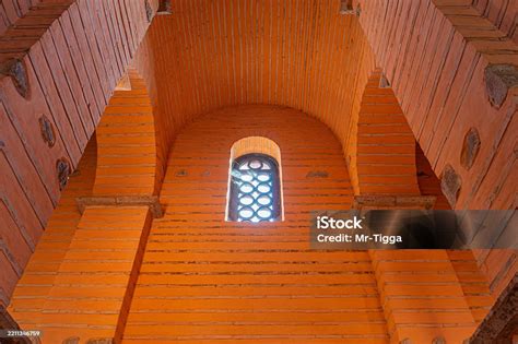 이미지는 벽돌 벽 우뚝 솟은 아치 및 복잡한 디자인 요소가있는 웅장하고 아마도 종교적인 구조의 내부 모습을 보여줍니다 유리한 지점은 넓이와 높이를 강조합니다 개념에 대한