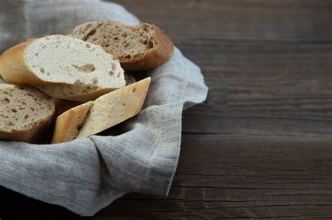 나무 테이블에 고리버들 바구니에 린넨 냅킨에 바게트의 슬라이스 조각 클로즈업 텍스트에 배치합니다 0명에 대한 스톡 사진 및 기타 이미지 Istock