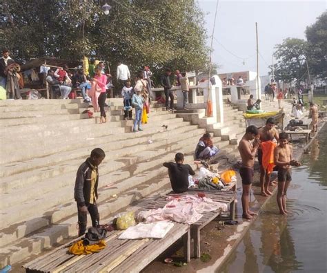 करनैलगंजमकर संक्रांति के मौके पर श्रद्धालुओं ने सरयू नदी में लगाई