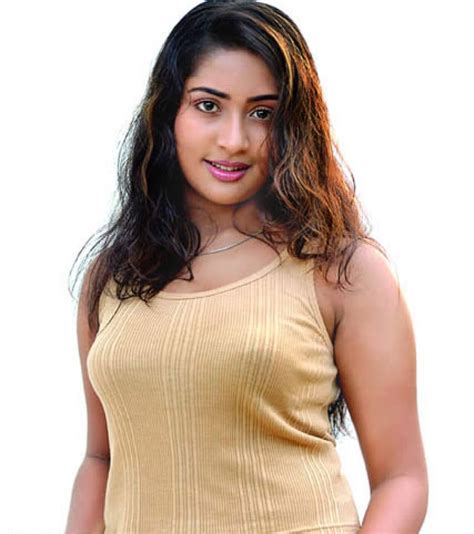 അകത്തുള്ളതൊക്കെ പുറത്തു വന്നുതുടങ്ങിയല്ലോ നവ്യാനായരുടെ ഗ്ലാമ