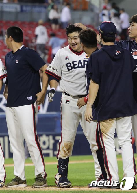 끝내기 홈런 축하 받는 오재일 뉴스1