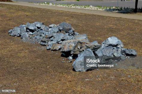 풀아웃 스프링클러를 사용한 잔디밭 자동 관개 신선한 녹색 컬러 블랙 플라스틱 노즐이 원형 회전으로 연장되고 회전하는 물 화강암 조약돌 타일 및 연석 울타리 난간 잔디밭 자동