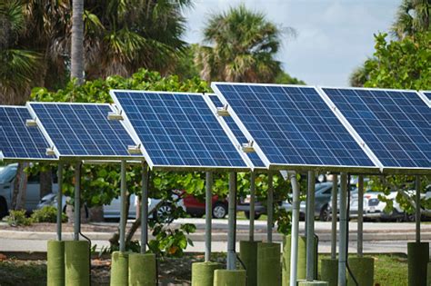 깨끗한 전기의 효과적인 생성을 위해 주차장 근처의 스탠드 프레임에 설치된 태양 전지판 전기 자동차 충전을위한 도시 인프라에 통합 된 태양 광 기술 Performing