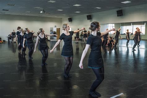 댄스 수업에 참여한 사람들의 그룹 사진 Unsplash의 댄스 수업 이미지