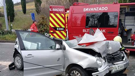 Herida Una Mujer Tras Un Grave Accidente Entre Dos Coches Y Un Autobús