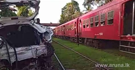 මෝටර් රථයක් දුම්රියක ගැටී සිව්දෙනෙකු රෝහලේ අරුණ