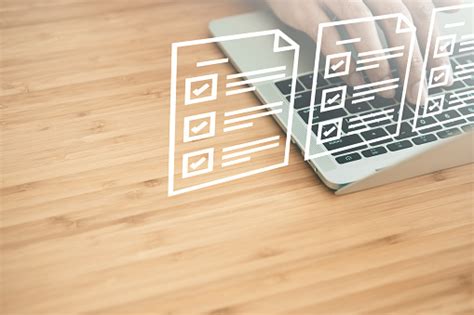 사업가 체크리스트 상자의 화면에 확인 표시가 있습니다 비즈니스 체크리스트 및 디지털 문서 개념입니다 개념에 대한 스톡 사진 및 기타 이미지 Istock