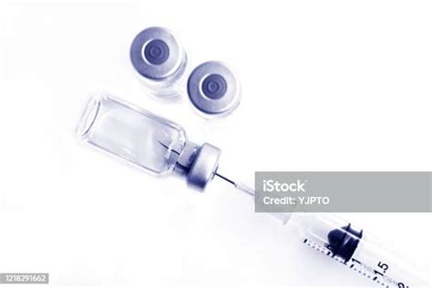 백색 배경에 단리된 바늘을 가진 약 또는 백신 및 3 Ml 플라스틱 주사기의 유리병 파란 색조 색깔 0명에 대한 스톡 사진 및