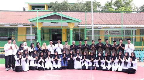 Mengabdi 30 Tahun 8 Guru Pondok Pesantren Yasrib Dapat Hadiah Umroh