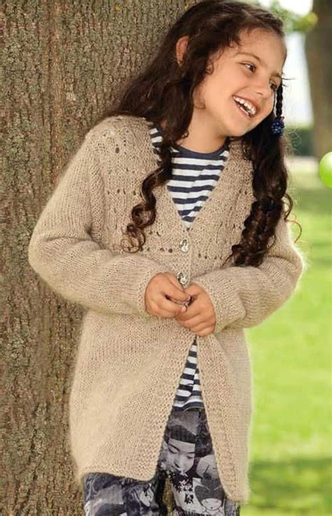 Длинный красивый жакет спицами для девочки который можно связать из пряжи с мохером бежевого