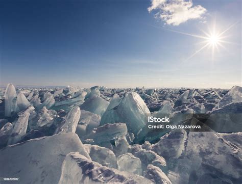 겨울철에 얼어붙은 호수 바이칼의 풍경 햇빛에 빛나는 순수한 투명한 얼음 험목 0명에 대한 스톡 사진 및 기타 이미지 0명 1월 겨울 Istock